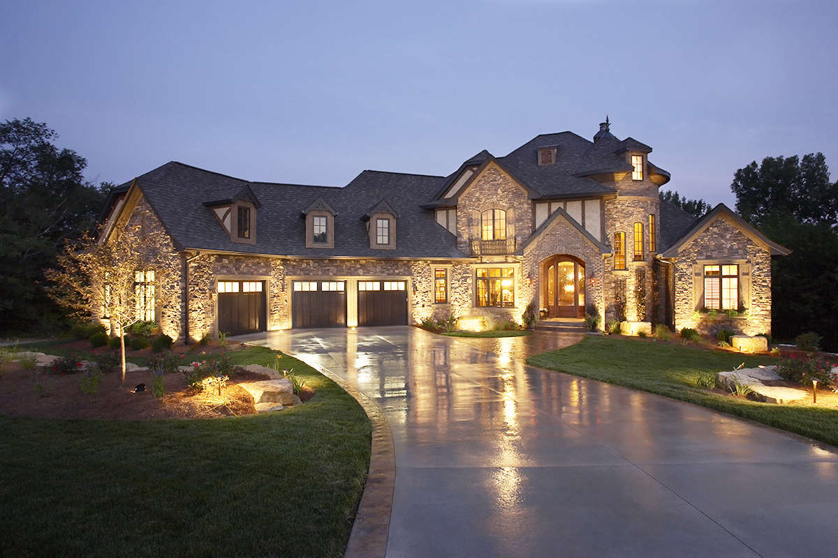 Low Voltage Landscape Lighting Explained: What Homeowners Need to Know